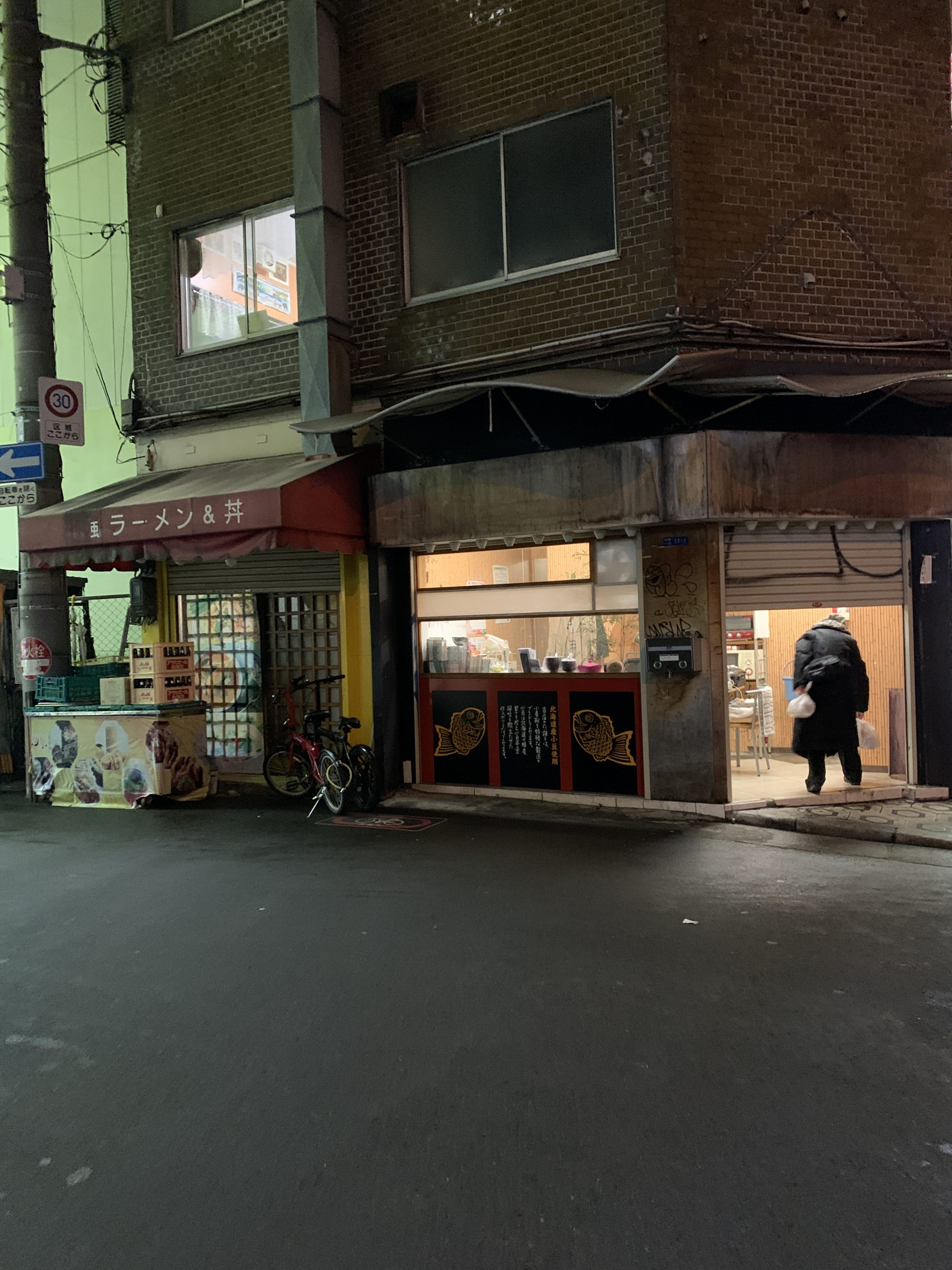 Kuromon Market (How to go and what to expect) - The Traveling Star