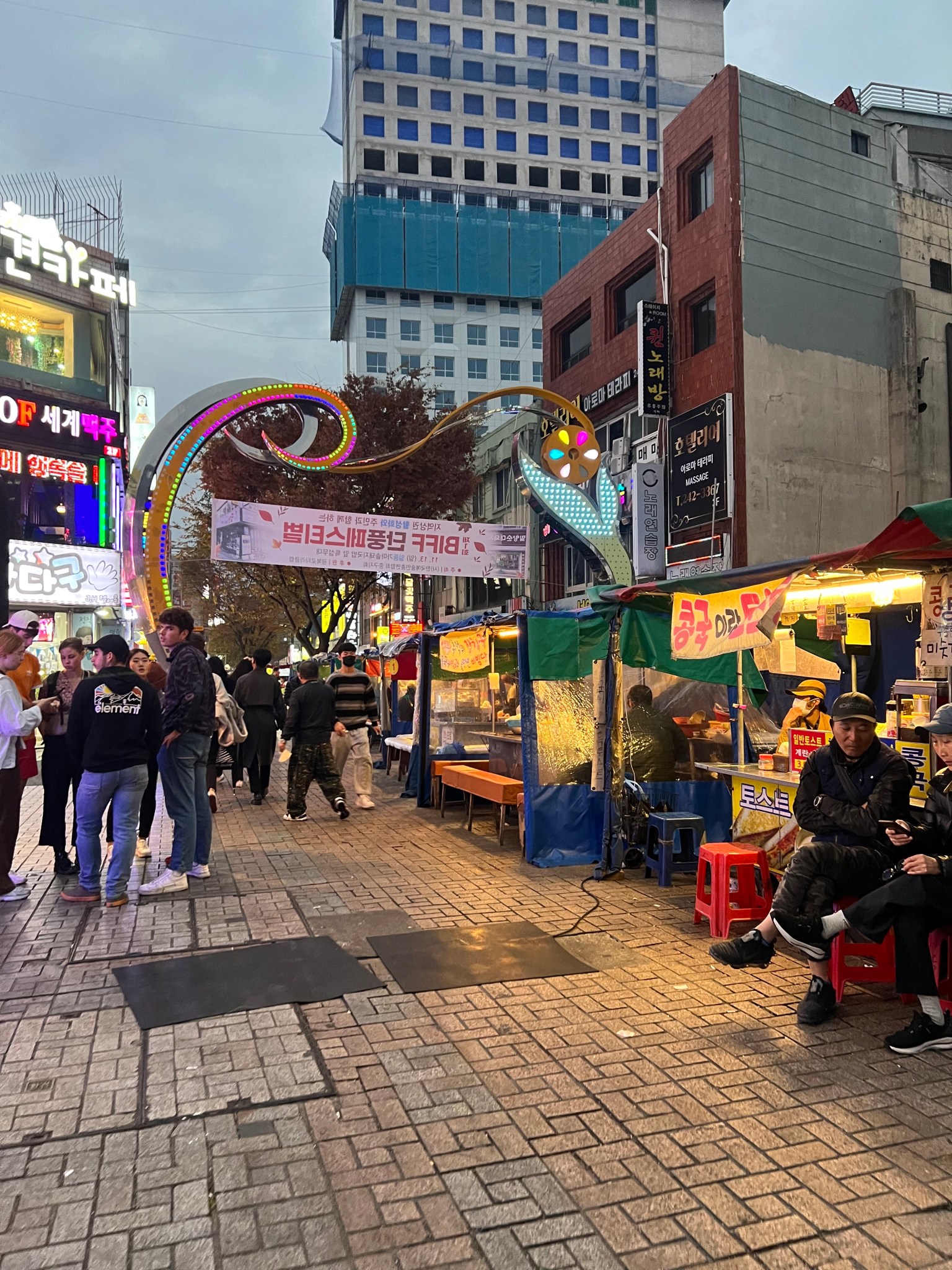 돼지특별시 - good cheesy volcano kimchi fried rice (How to go, what to ...